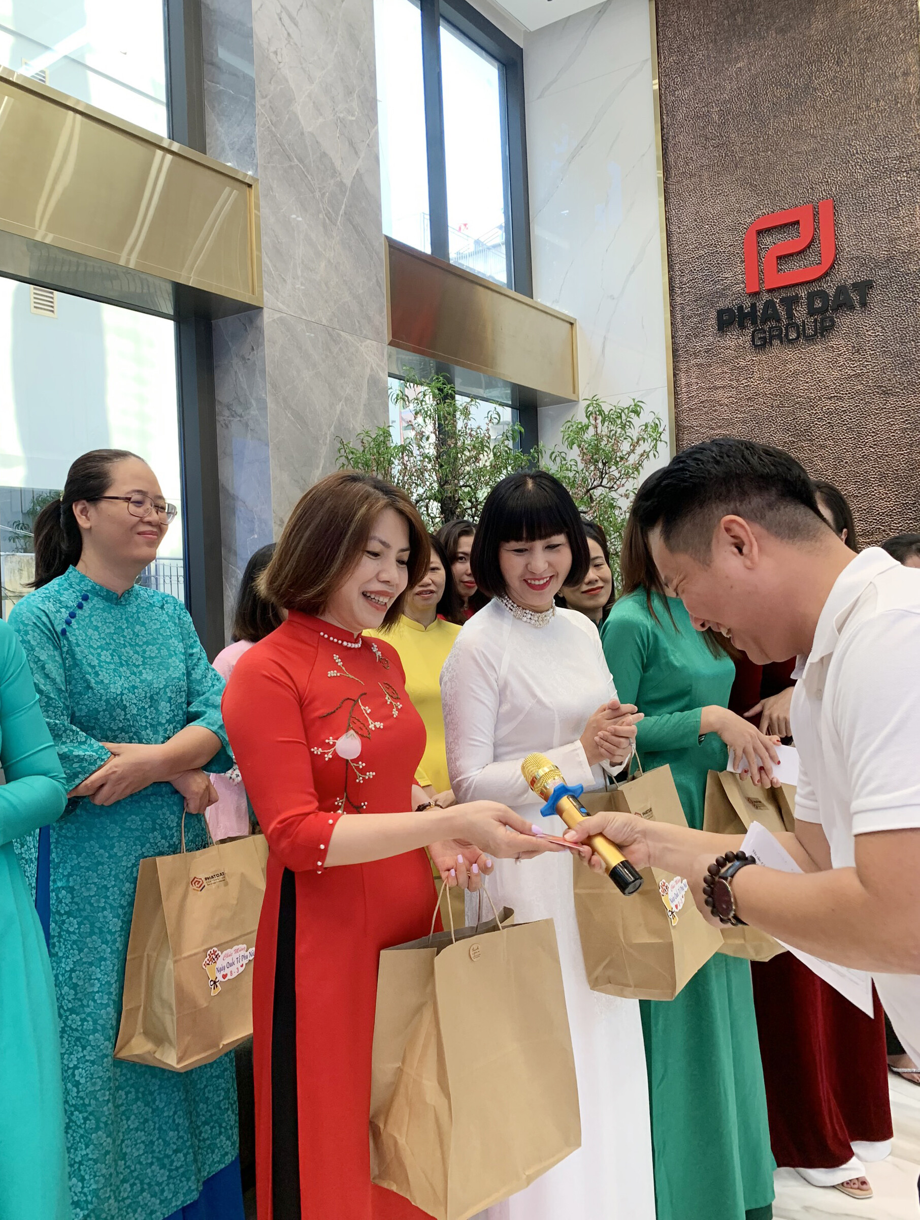 Rộn ràng không khí ngày Quốc tế Phụ nữ 8/3 tại sảnh tòa nhà văn phòng ...